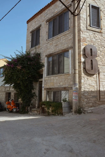 8 Design Urla - Urla