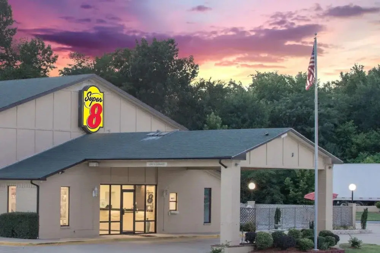 Super 8 By Wyndham Clarksville Ar - Clarksville, AR