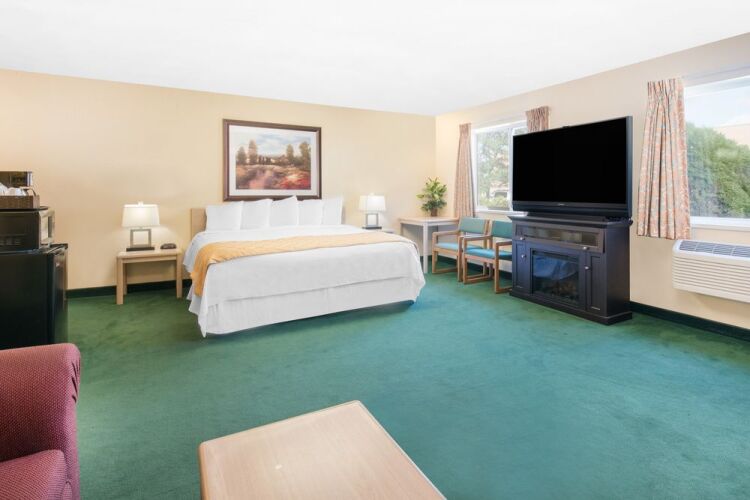 Days Inn And Suites Fargo 19th Ave/airport Dome - Fargo, ND