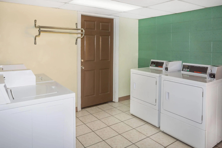 Travelodge By Wyndham Fort Myers North - North Fort Myers, FL