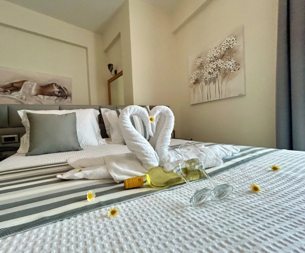 Golden Moments Luxury Stone Villas. - Santorini
