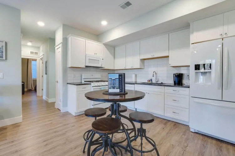 Walk To Shops On Front Street: Traverse City Condo - Traverse City, MI