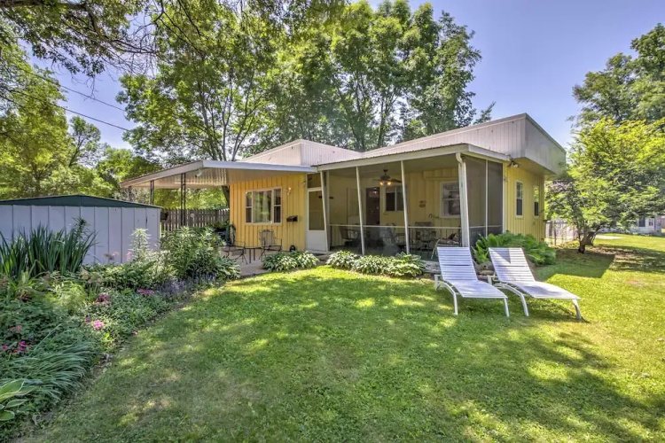 Walk To River! 'It's A Wonderful Life' Cottage - Iowa