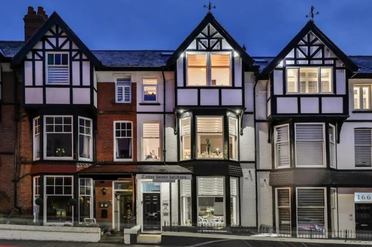 Tudor House Holidays - The Monroe For 2 People - Scarborough