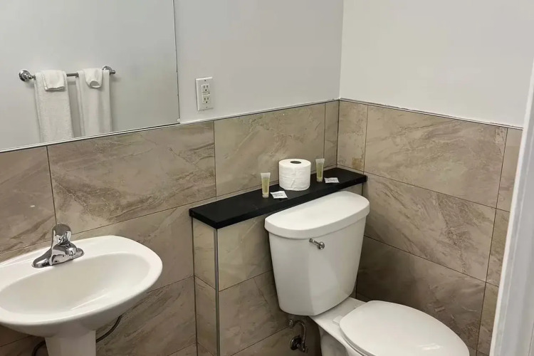 Super 8 By Wyndham Montreal - Lasalle