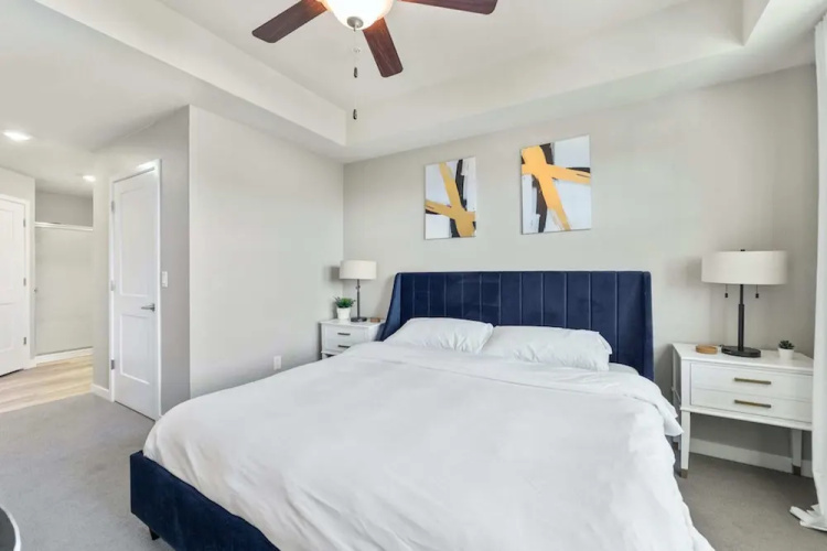 Designer Apt With Jacuzzi Pool Mountain Views - Sparks, NV