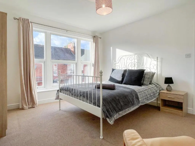 Spacious 2-bed Apartment In Crewe By 53 Degrees Property, Ideal For Business & Professionals, Free Parking - Sleeps 3 - Crewe