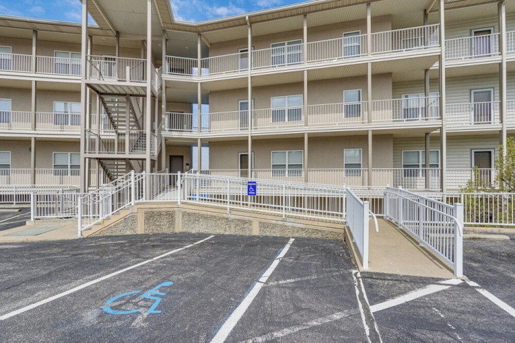Lands End Condo W/ Resort Amenities & Porch! - Osage Beach, MO