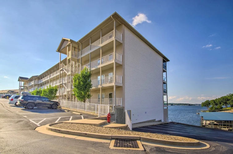 Top-floor Lands End Corner Unit W/ Resort Perks! - Lake Ozark, MO