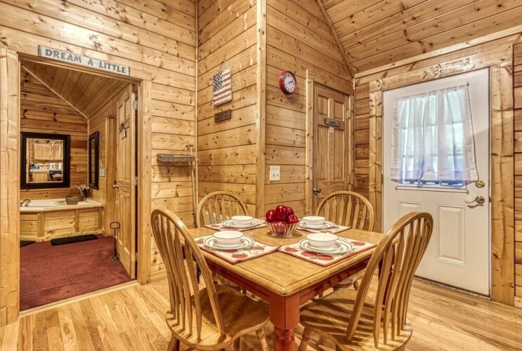 Little Slice Of Heaven -1br 1ba Close To Town And Resort Amenities 1 Bedroom Cabin By Redawning - Sevierville, TN