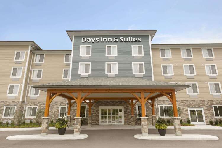 Days Inn & Suites By Wyndham Lindsay - Kawartha Lakes