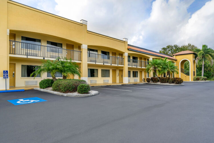 Quality Inn & Suites Tarpon Springs South - Palm Harbor, FL