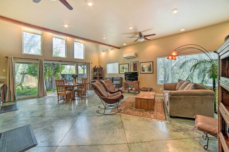 'Hilltop Loft' Ukiah Vacation Rental! - Ukiah, CA