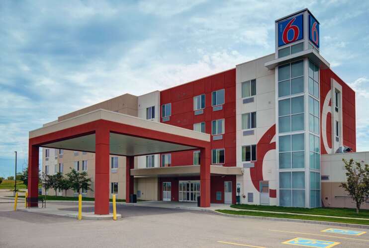 Motel 6 Airdrie, Ab - Airdrie