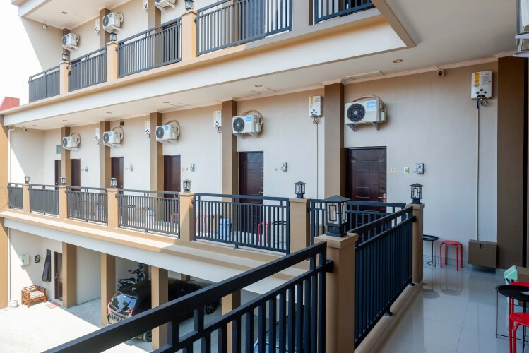 Urbanview Hotel John Sweet Home - Tegal