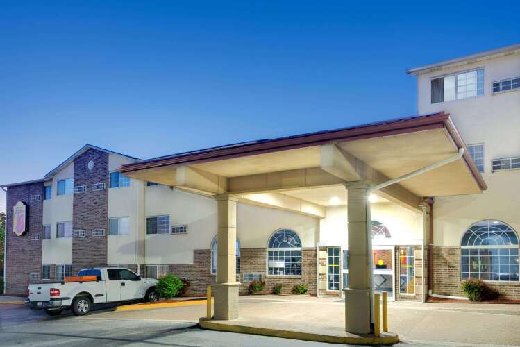 Super 8 By Wyndham Kansas City - Independence, MO