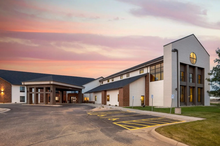 Surestay Plus Hotel By Best Western Watertown - Watertown, SD