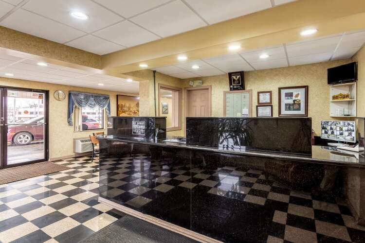 Econo Lodge - Morgantown, WV