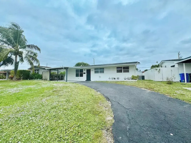 Modern King Suite Cozy Sofa Bed Near Everything - Pembroke Pines, FL