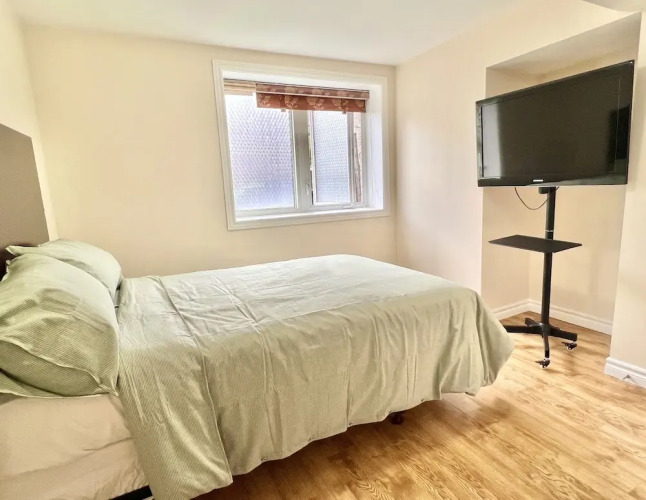 Cozy Above-ground Bright Rooms - Vaughan