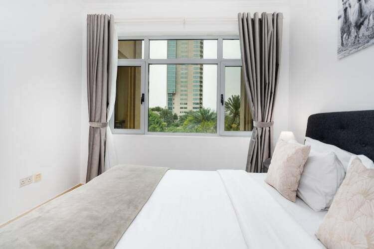 Lux Bnb Greens & Views Lake View - Dubai