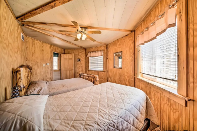Rustic Iowa Cabin: 10 Mi To Maquoketa Caves - Goose Lake, IA