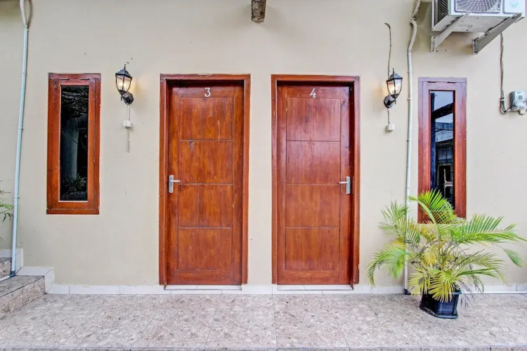 Oyo Life 92184 Mr Brown Homestay - Rembang