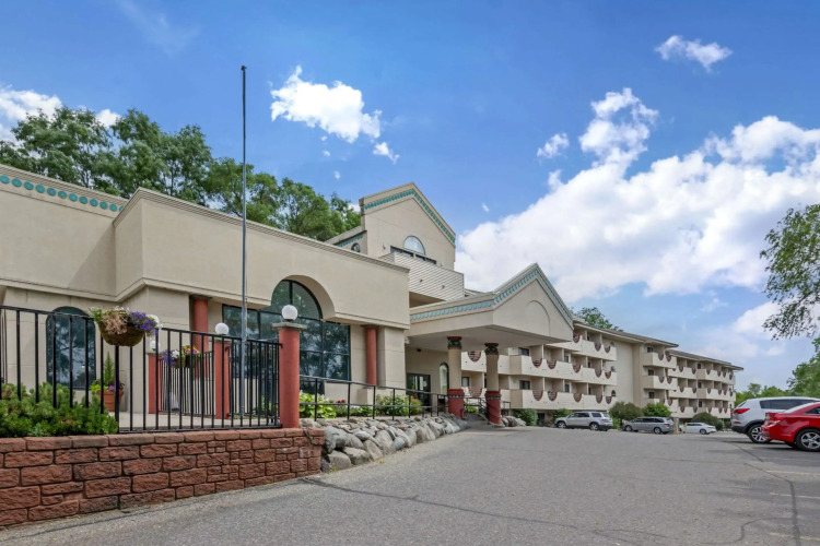 Atlantis Family Waterpark Hotel, Ascend Hotel Collection - Lake Delton, WI