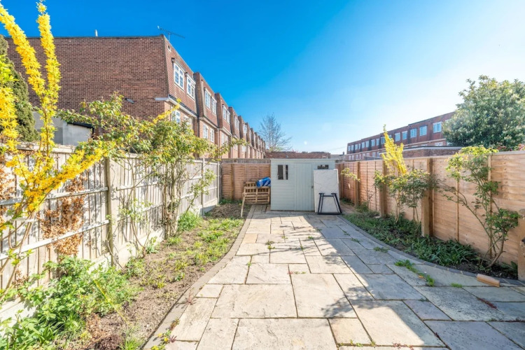 5 Bed House - Sleeps 11 - Garden - Ilford