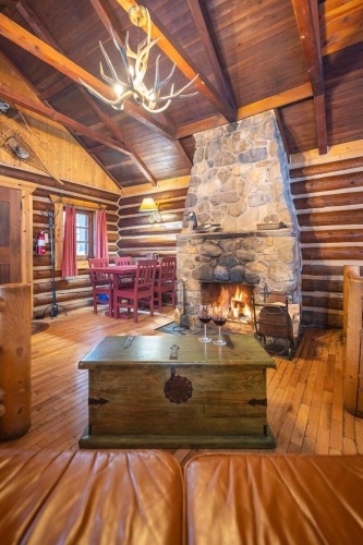 Storm Mountain Lodge Cabins & Dining - Alberta