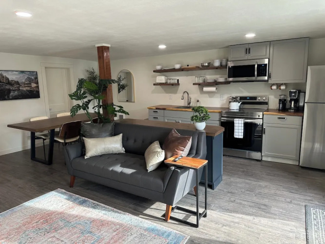 Live Work Downtown Apartment - Pullman, WA