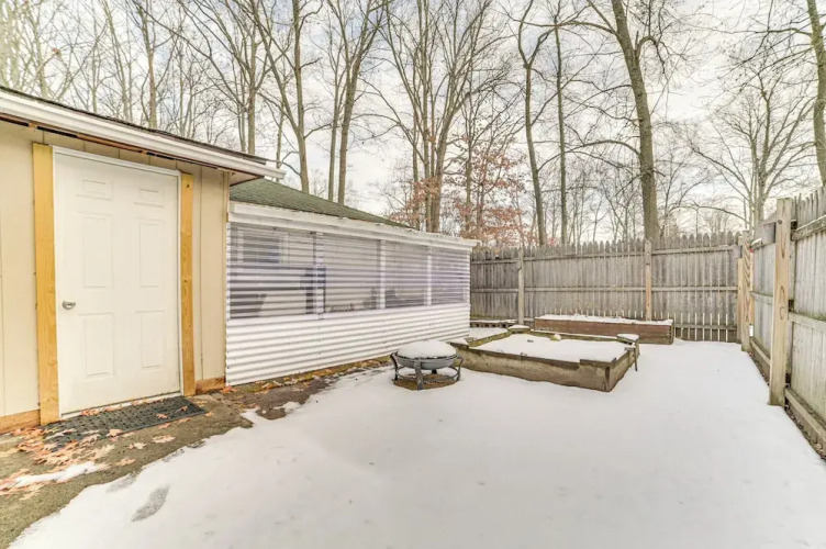 Family-friendly Cabin: Walk To Lake Access! - Houghton Lake, MI