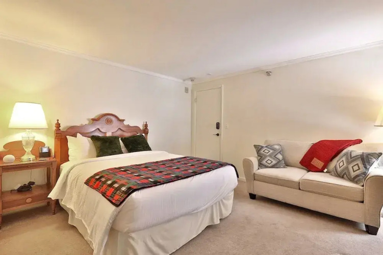 The Birch Ridge: Lace Room #3 - Queen Suite In Renovated Killington Lodge. Hot Tubs. 1 Bedroom Home - Killington