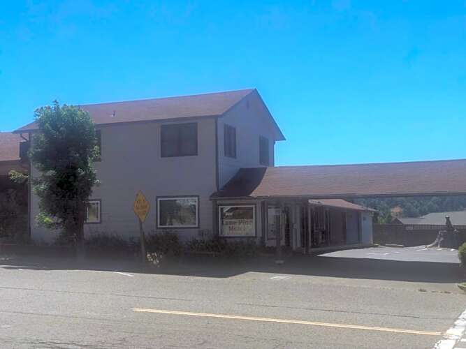 Lone Pine Motel - Garberville, CA