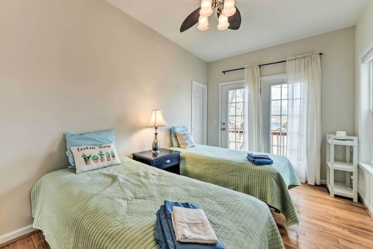 Lakefront Lexington House W/ Spacious Deck! - Denton, NC
