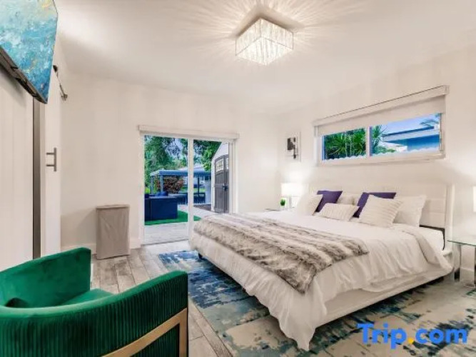 Bnb Hyperion | 5b Home W Pool, 2 Parking & Hot Tub - Aventura, FL