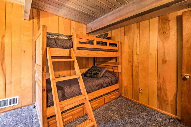 Big Bear Cabin: Deck, 5 Mi To Big Bear Mtn Resort - Big Bear, CA