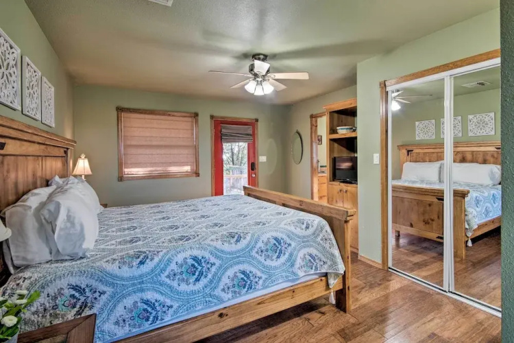 Broken Bow Cottage W/ Deck, Hot Tub & Fire Pit! - Broken Bow, OK