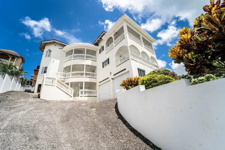 Skyline Suites, Breathtaking Mountains & City View 1 Bedroom Apts By Redawning - Montego Bay