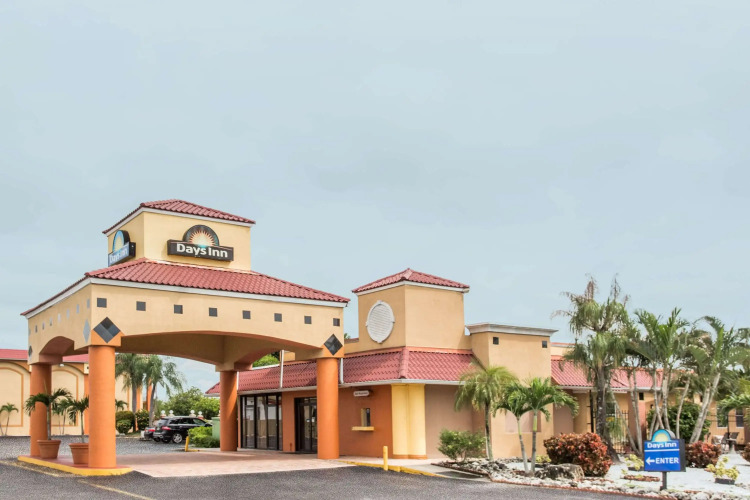 Days Inn By Wyndham Fort Myers - Fort Myers, FL
