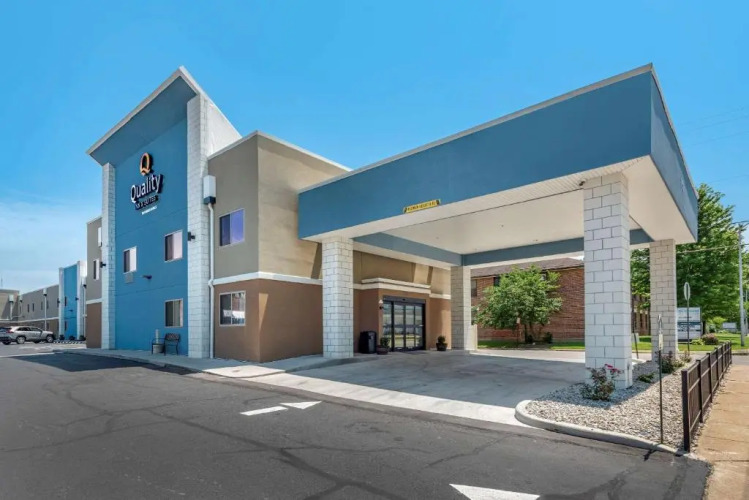 Quality Inn & Suites Evansville Downtown - Evansville, IN