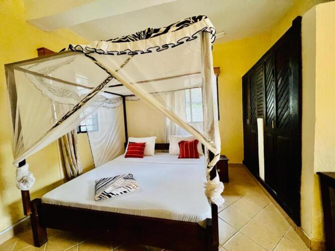 Lovely 5-bed Room House With A Swimming Pool - Diani Beach