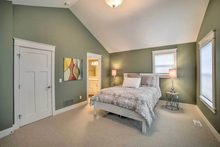 Benton Harbor Townhome W/ Golf Course View! - Benton Harbor, MI