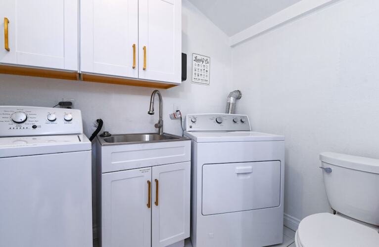 Immaculate 3bdr Private Bungalow, Walk To Beach! - Los Angeles, CA