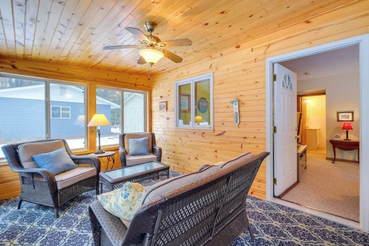 Cozy Cottage W/ Sunroom - Walk To Higgins Lake! - Higgins Lake, MI