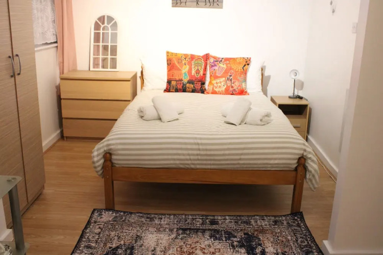 Impeccable Spacious 6-bed House In Romford - Romford