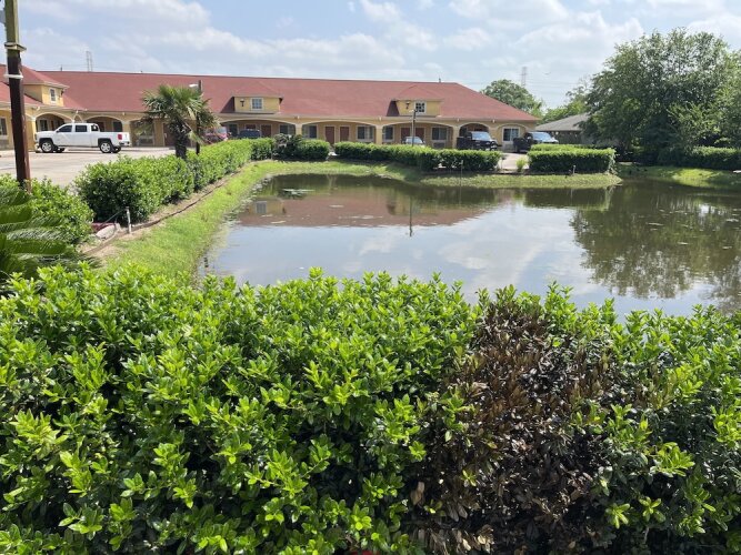 Deluxe Inn & Suites - Crosby, TX