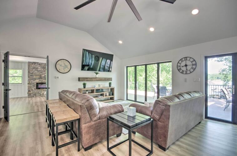 Waterfront Gravois Mills Home: Deck + Grill! - ミズーリ州