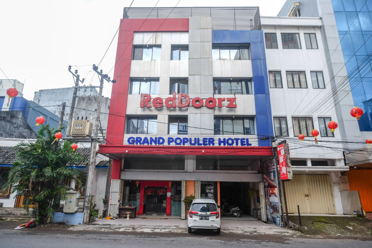 Reddoorz Plus @ Grand Populer Hotel - Makasar