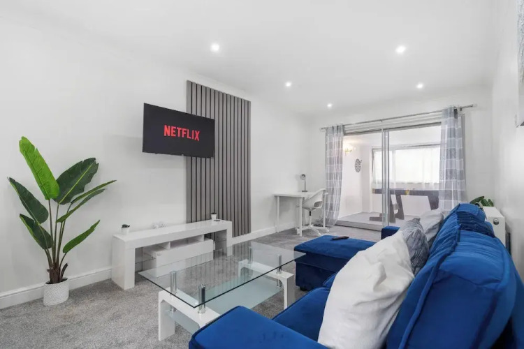 Staines House-3bed-sleeps7- Freep-close To Airport - Staines-upon-Thames